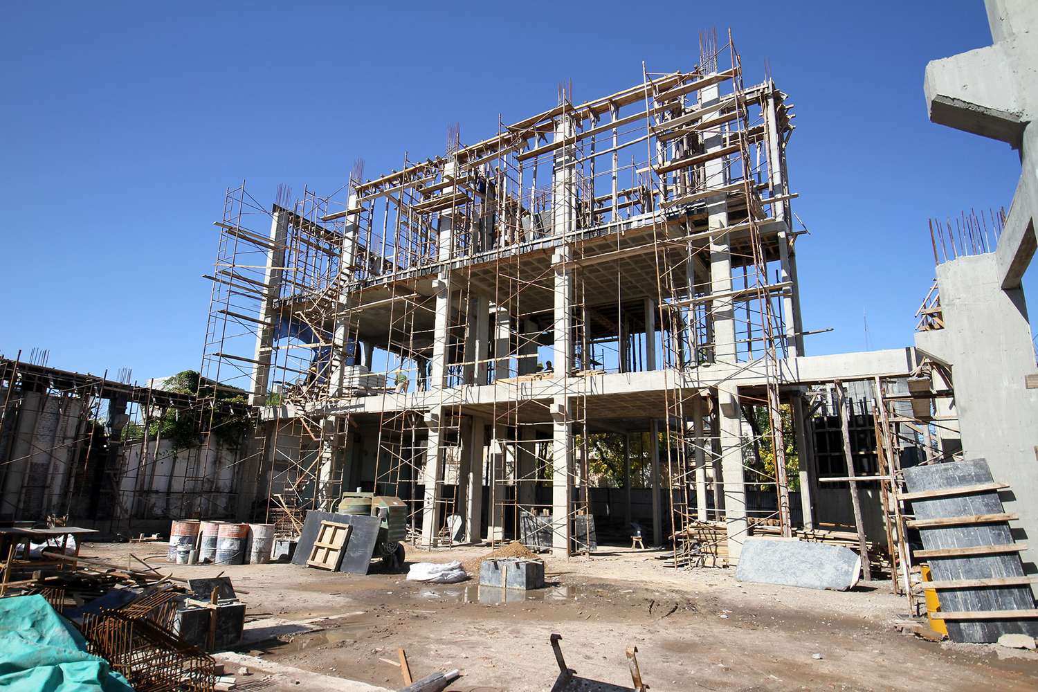 La obra del nuevo edificio de la Escuela Colombo presenta un avance del ...