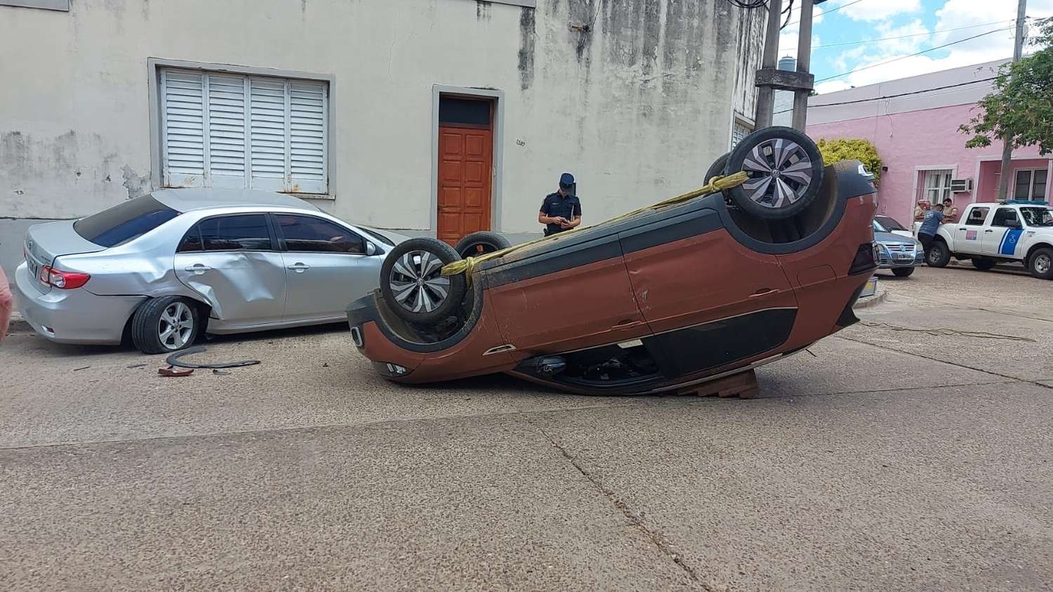 Una Mujer Se Descompensó Al Volante Chocó Un Auto Estacionado Y Volcó