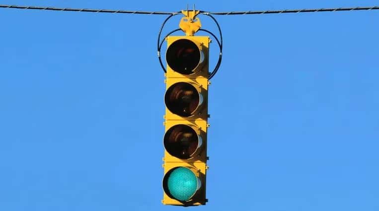 Proponen agregarle una cuarta luz a los semáforos: de qué color sería y qué función especial ...