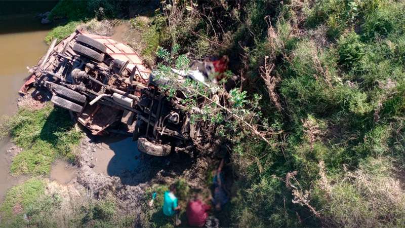 Murió Una Persona Y Otras Dos Sufrieron Heridas Al Caer Un Camión Desde