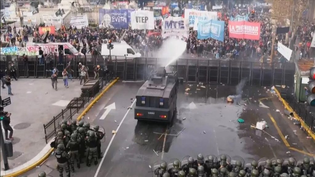 Más disturbios y tensión en el Congreso: manifestantes arrojaron ... Más disturbios y tensión en el Congreso: manifestantes arrojaron ...