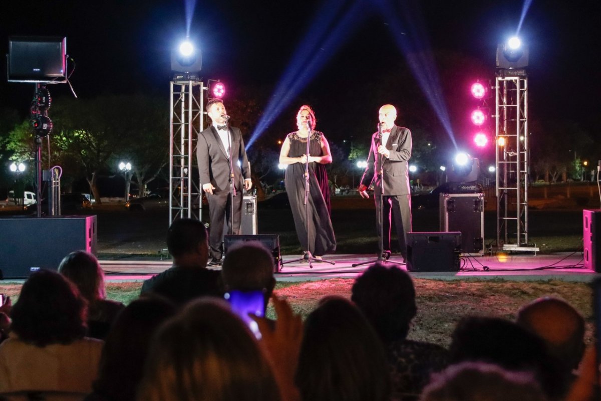 Los Cantantes Del Teatro Colón Brindaron Un Show En La Costanera De