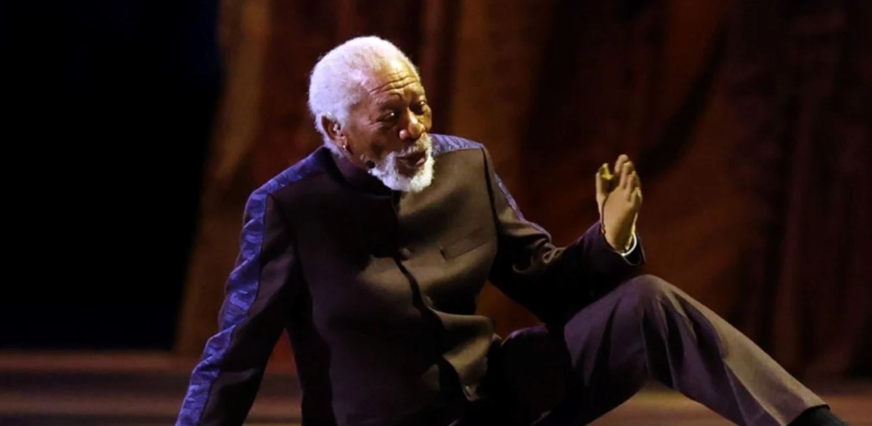 ¿Qué le pasa a Morgan Freeman en la mano? El extraño accesorio que usó ...