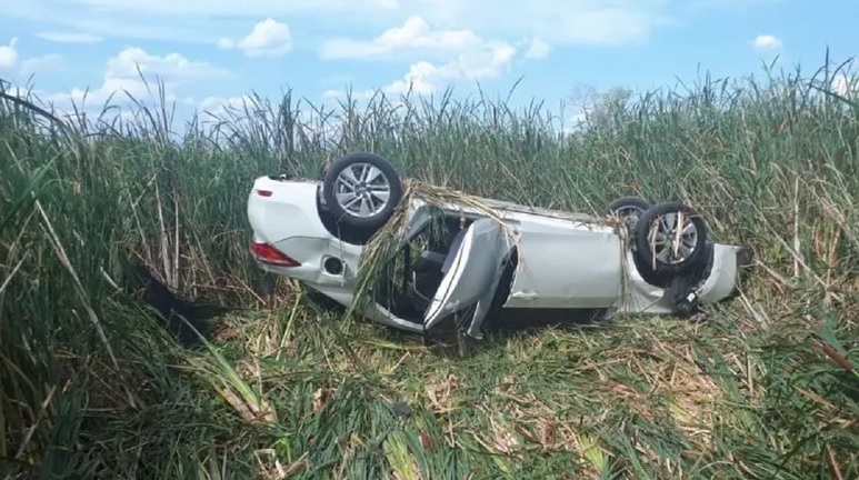 Un auto volcó y quedó con las cuatro ruedas hacia arriba: no hubo ...