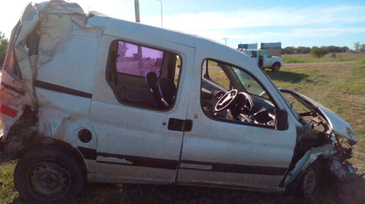 Un choque entre dos vehículos terminó con un despiste en la entrada a ...