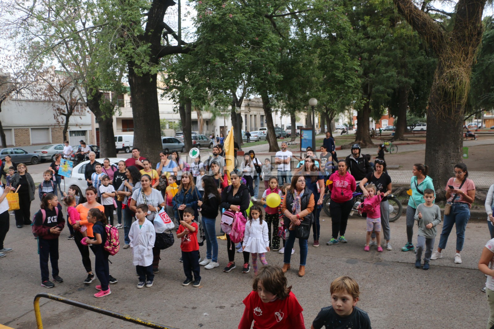 Se realizó un nuevo abrazo a la Escuela Gervasio Méndez para que ...