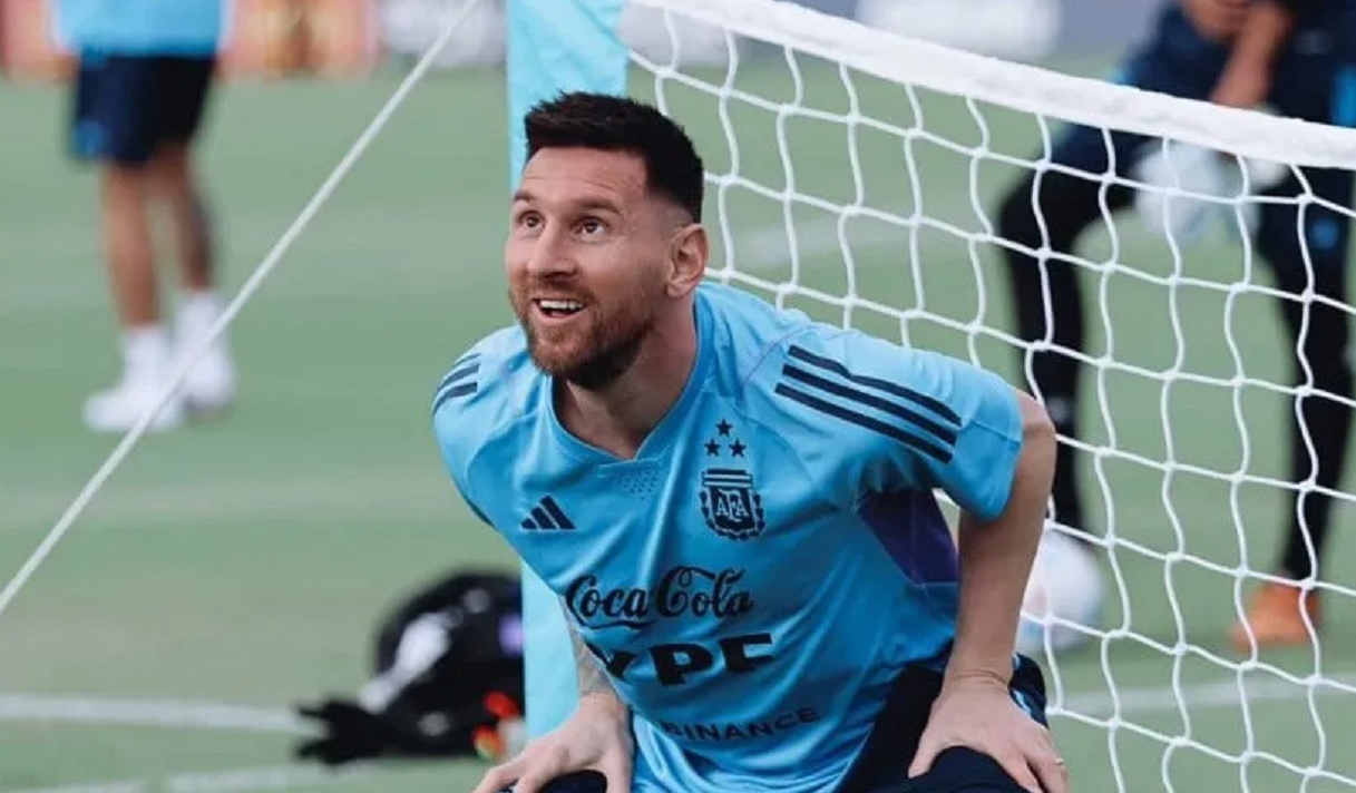 Alumnos de un colegio crearon un mosaico de Lionel Messi con más de 90 ...