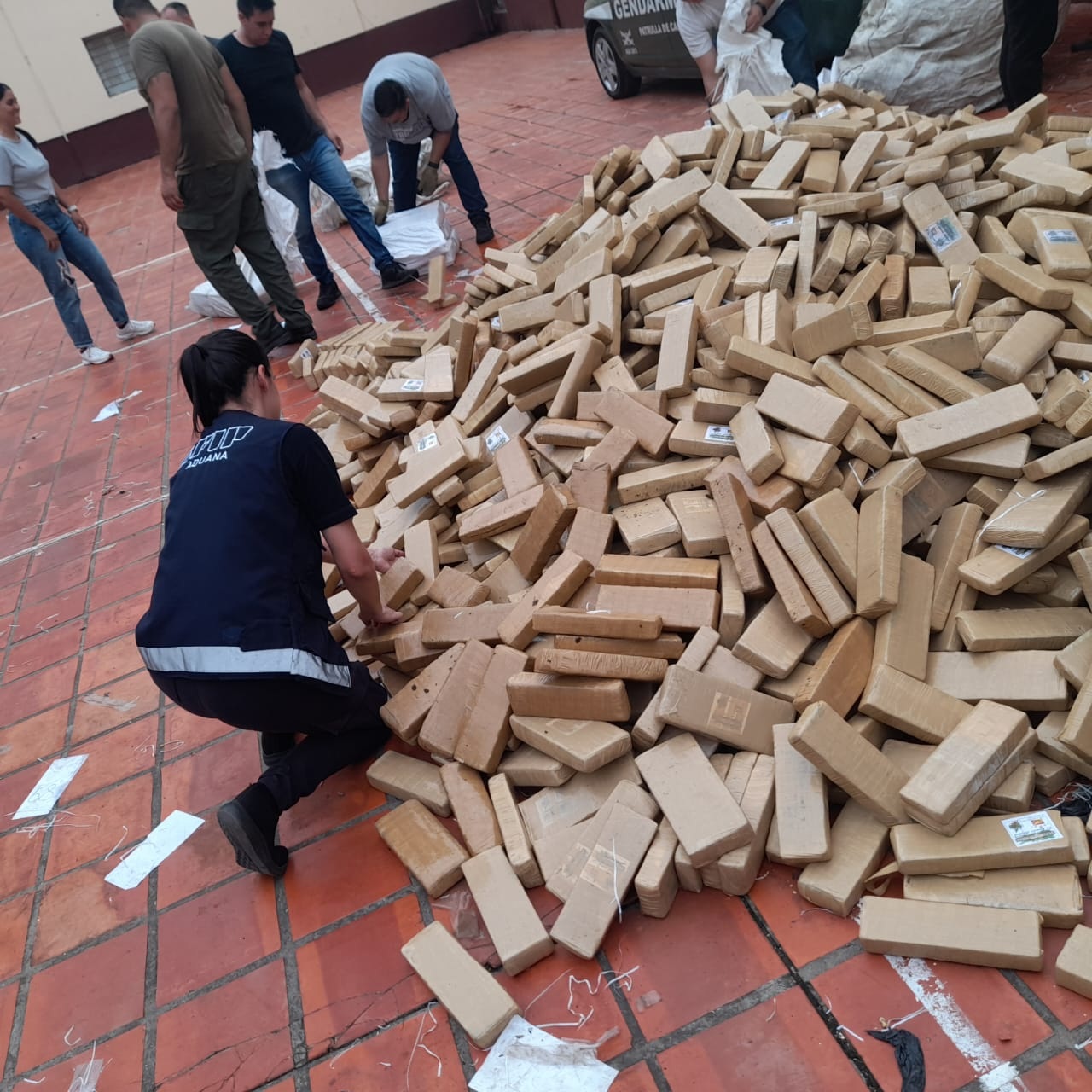 La Aduana evitó un millonario contrabando de marihuana: secuestró 4.200 kilos valuado en más de ...