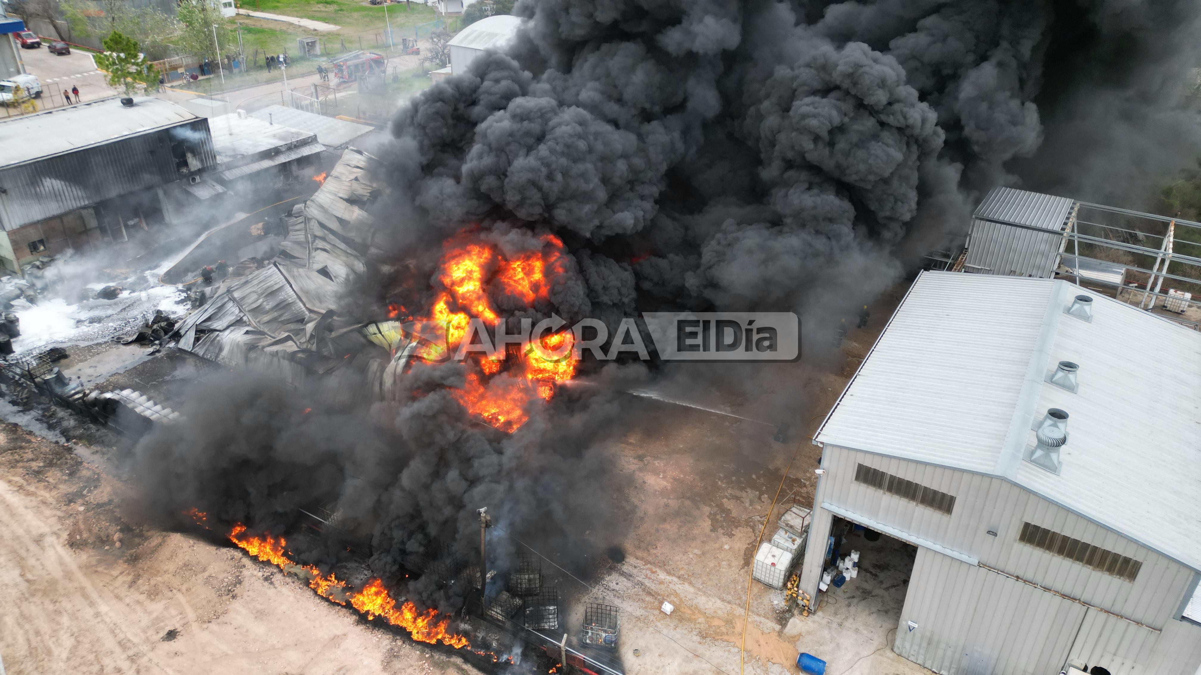 Impactantes imágenes del voraz incendio en el Parque Industrial – El ...