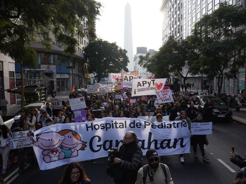 La marcha de jubilados y el Garrahan se trasladó a la Plaza de Mayo ...